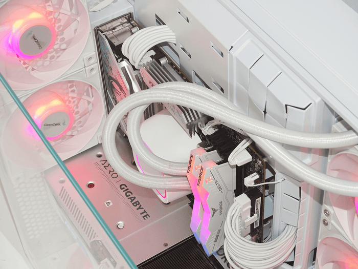 VIOLET Gaming PC - RTX 5070 + i7 14700F + 32GB DDR5 + 2TB NVMe