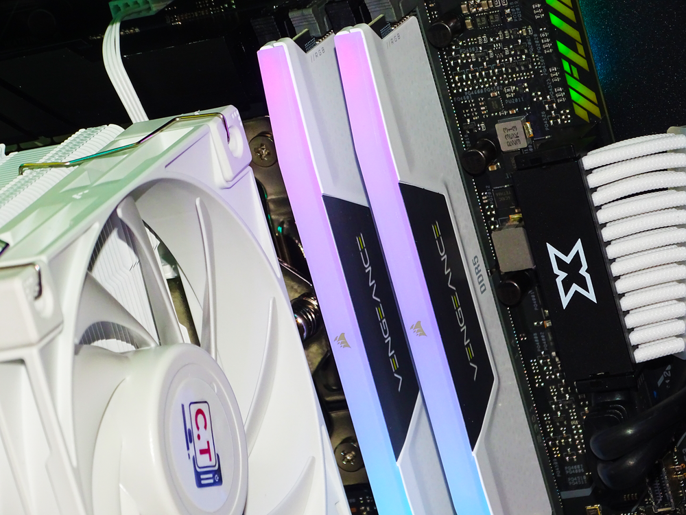 SABERTOOTH Gaming PC - RTX 4070 + i5 13400F + 32GB DDR5 + 2TB NVMe